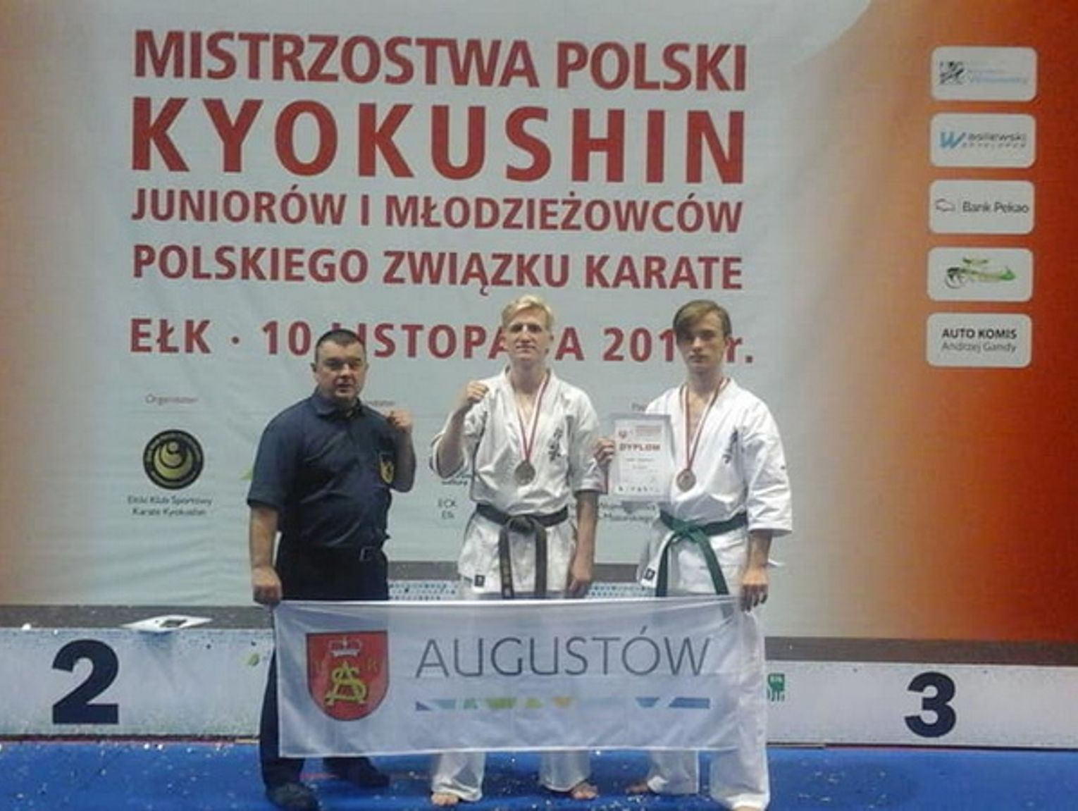 Adam i Kuba z medalami